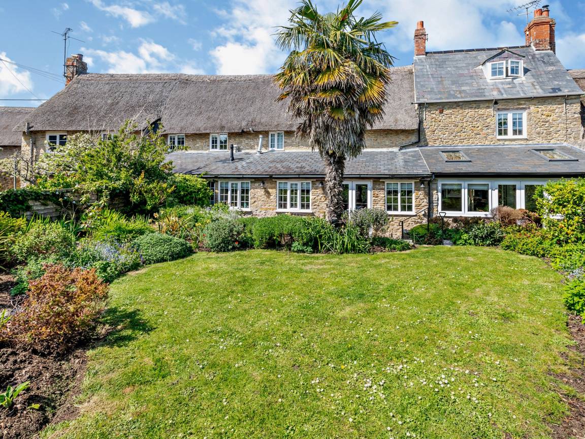 Cottage ∙ 4 Bedrooms ∙ 8 Guests - Burton Bradstock