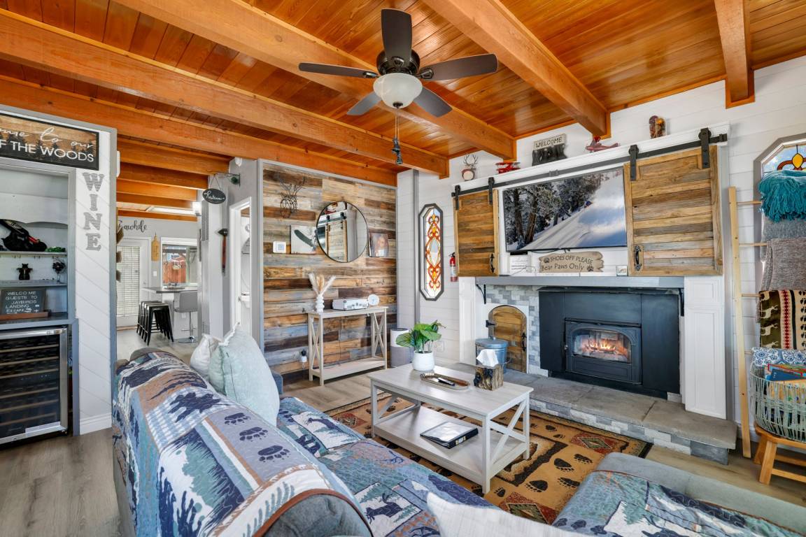 100 M² Cabin ∙ 2 Bedrooms ∙ 6 Guests - Big Bear, CA