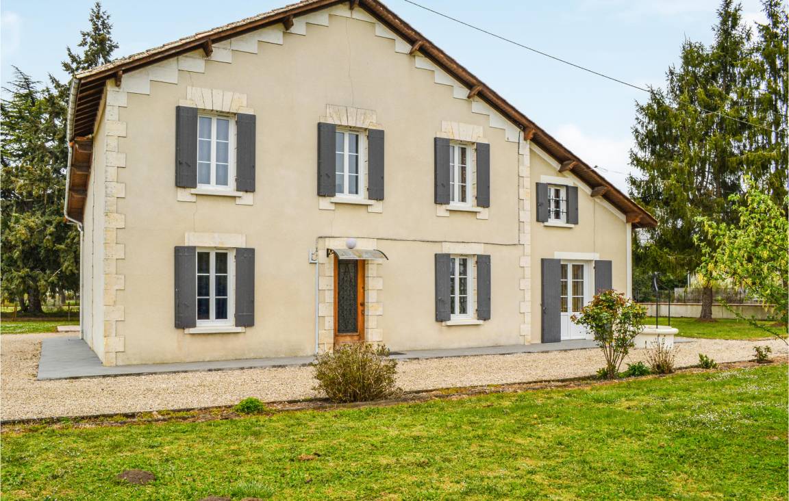 150 M² House ∙ 7 Bedrooms ∙ 11 Guests - Coutras