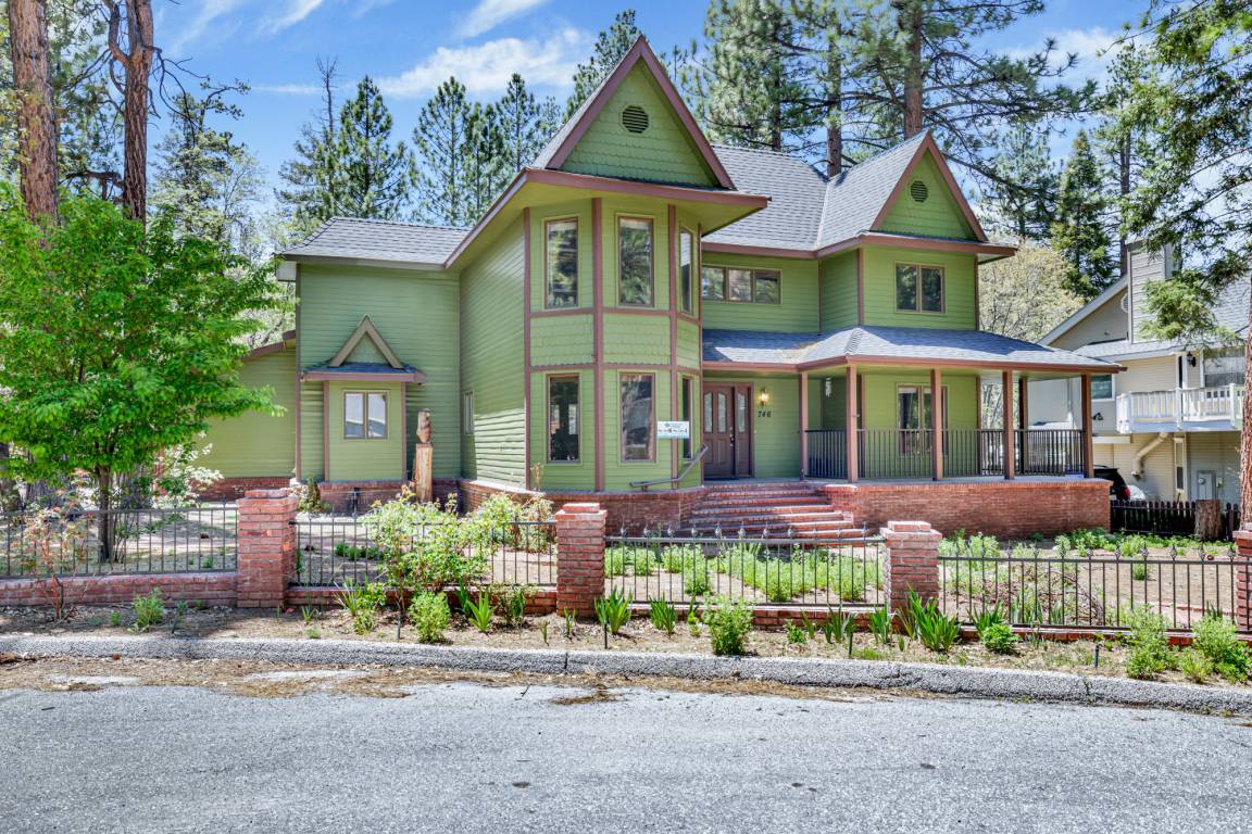 296 M² Cabin ∙ 4 Bedrooms ∙ 16 Guests - California