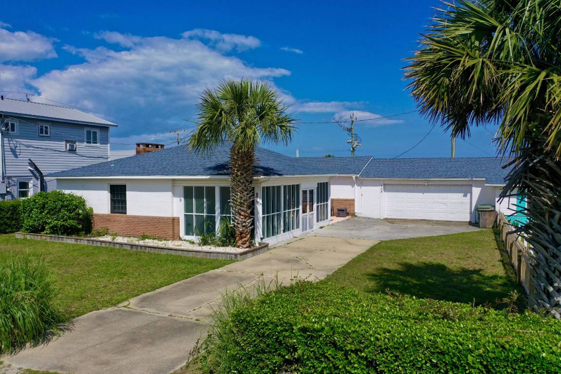 156 M² Cottage ∙ 3 Bedrooms ∙ 7 Guests - Kure Beach, NC
