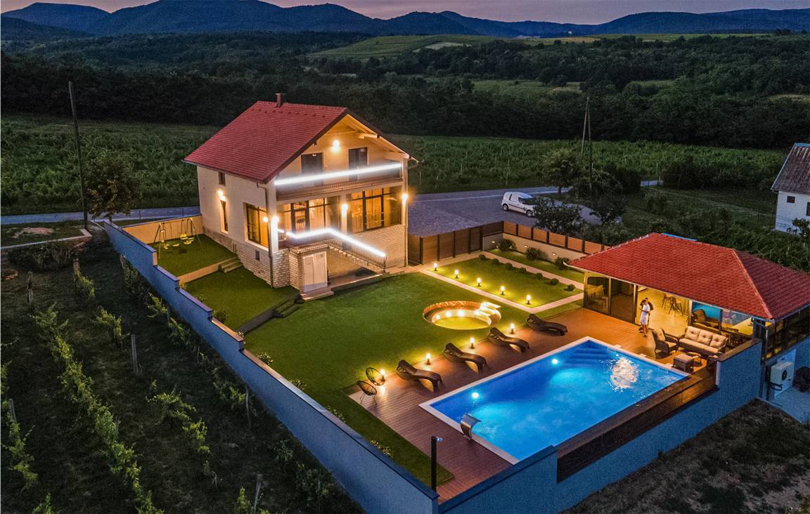 180 M² Casa ∙ 4 Habitaciones ∙ 8 Huéspedes - Požega