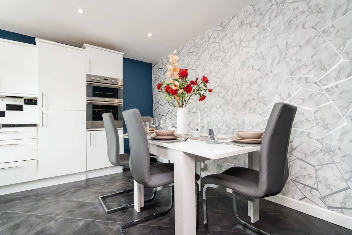 82 M² House ∙ 2 Bedrooms ∙ 4 Guests - Dunfermline