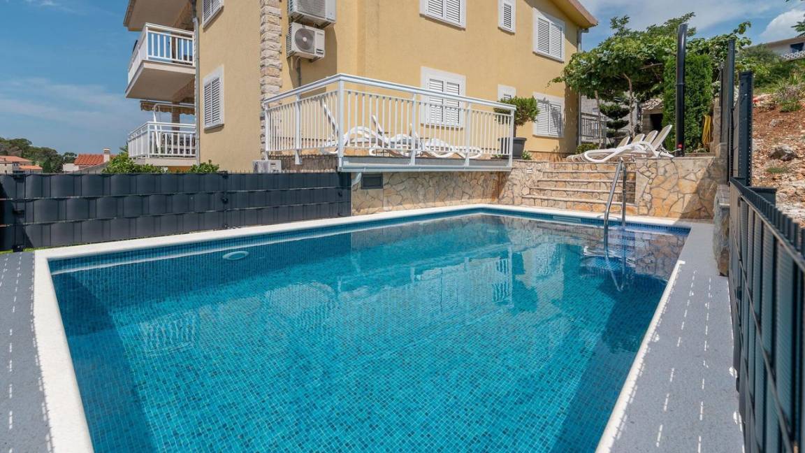70 M² Apartment ∙ 2 Bedrooms ∙ 4 Guests - Okrug Gornji