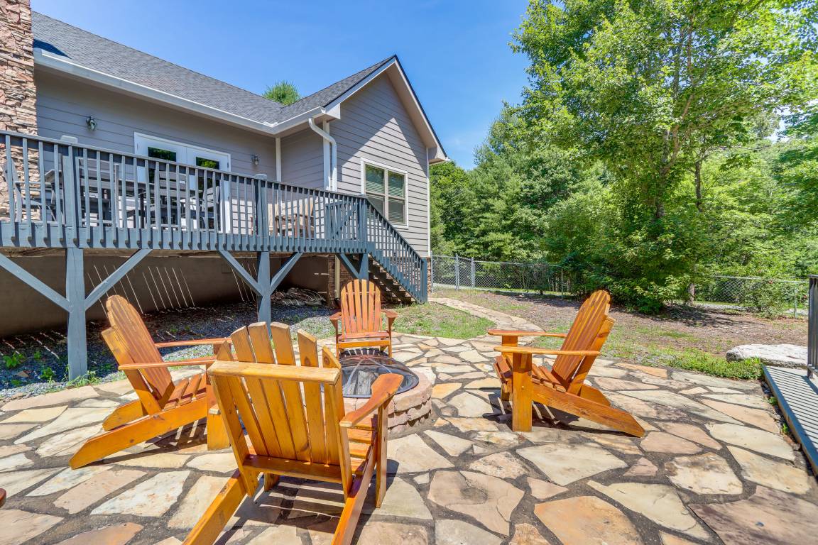 143 M² House ∙ 3 Bedrooms ∙ 6 Guests - Murphy, NC
