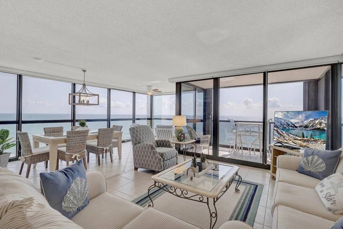 144 M² Huoneisto ∙ 2 Makuuhuonetta ∙ 4 Vierasta - Stuart, FL