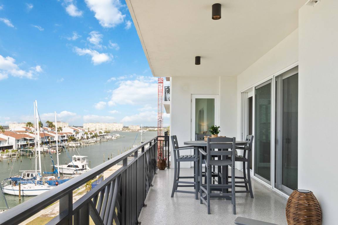 146 M² Condo ∙ 3 Bedrooms ∙ 6 Guests - Madeira Beach, FL