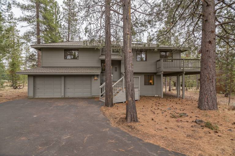 Rustic home, quiet area, 8 SHARC passes, Hot Tub, Large Deck