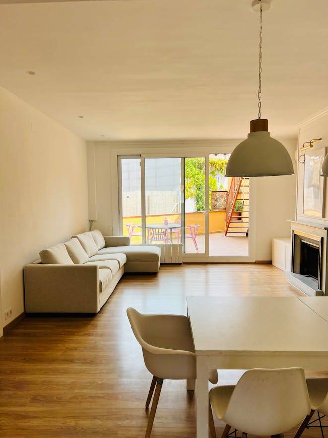 210 M² Casa ∙ 5 Habitaciones ∙ 6 Huéspedes - Sabadell