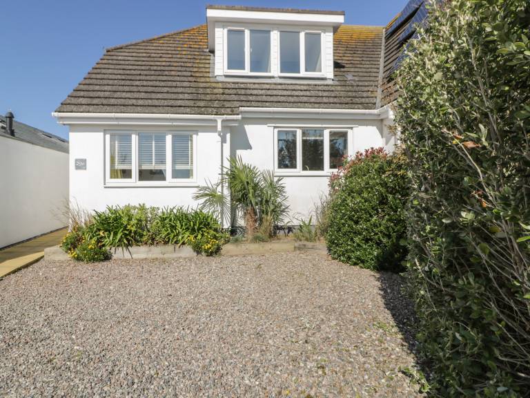 Large Cottage in Crantock with Garden