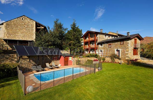 Cottage ∙ 13 Bedrooms ∙ 4 Guests - Pyrenees