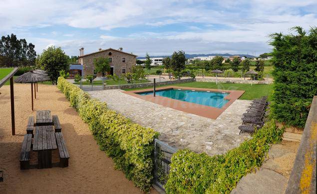 Casa Rural ∙ 8 Habitaciones ∙ 28 Huéspedes - Cataluña