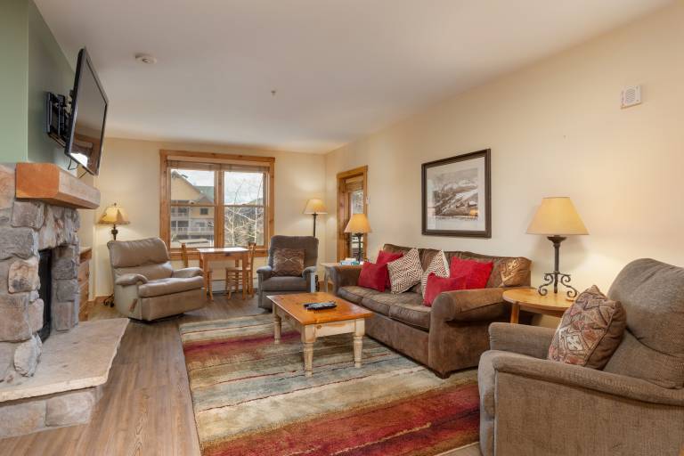 Corner Unit, King Bed, Premium Linens, Overlooks Dercum Square, Walk to ...