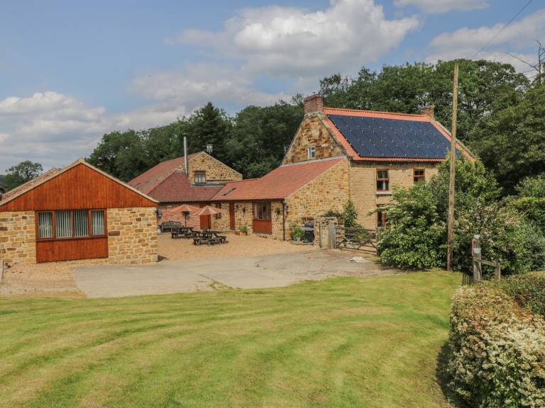 Cottage in Sutton-Under-Whitestonecliffe with Garden