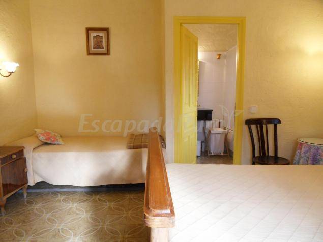 Cottage ∙ 6 Bedrooms ∙ 3 Guests - Peratallada