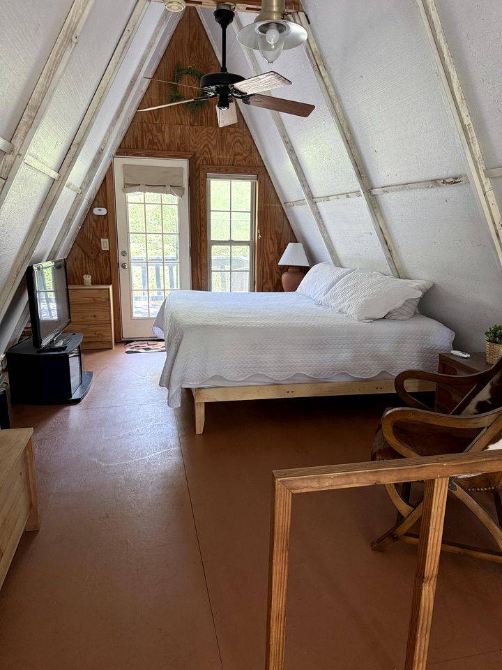 Cabin ∙ 1 Bedroom ∙ 5 Guests - New Ulm, TX
