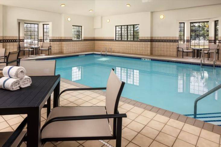 Hotel ∙ 1 Quarto ∙ 2 Hóspedes - Minnetonka, MN