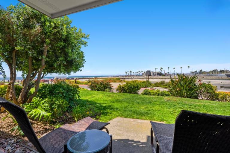 Ground floor condo with grassy area, quick Beach Access, G33 North ...