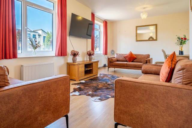 110 M² House ∙ 1 Bedroom ∙ 12 Guests - Milton Keynes