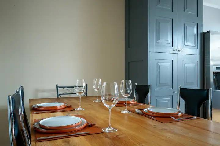 150 M² House ∙ 4 Bedrooms ∙ 8 Guests - Epsom