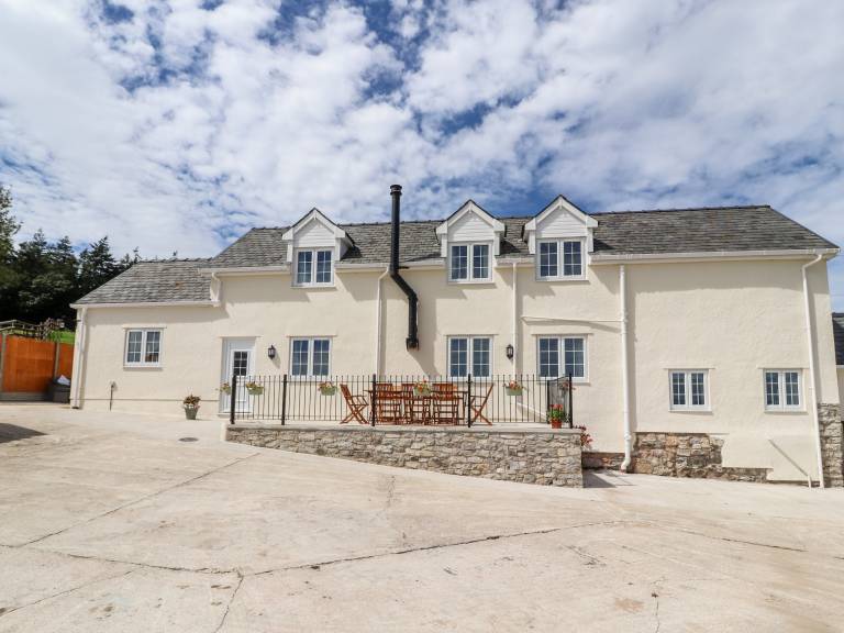 Cottage in Llannefydd with Bodnant Garden + Panoramic Views