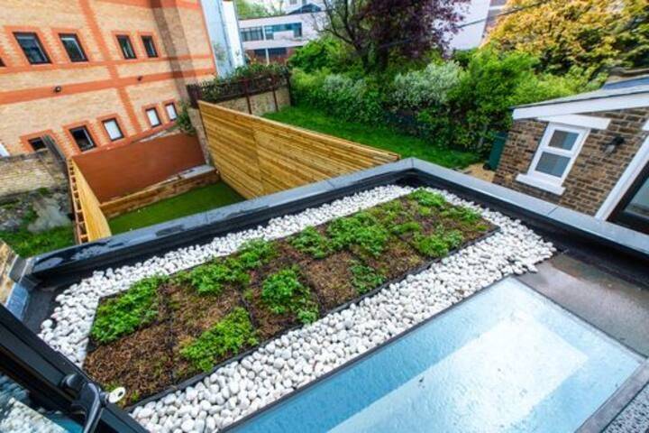 Cottage ∙ 2 Bedrooms ∙ 5 Guests - London